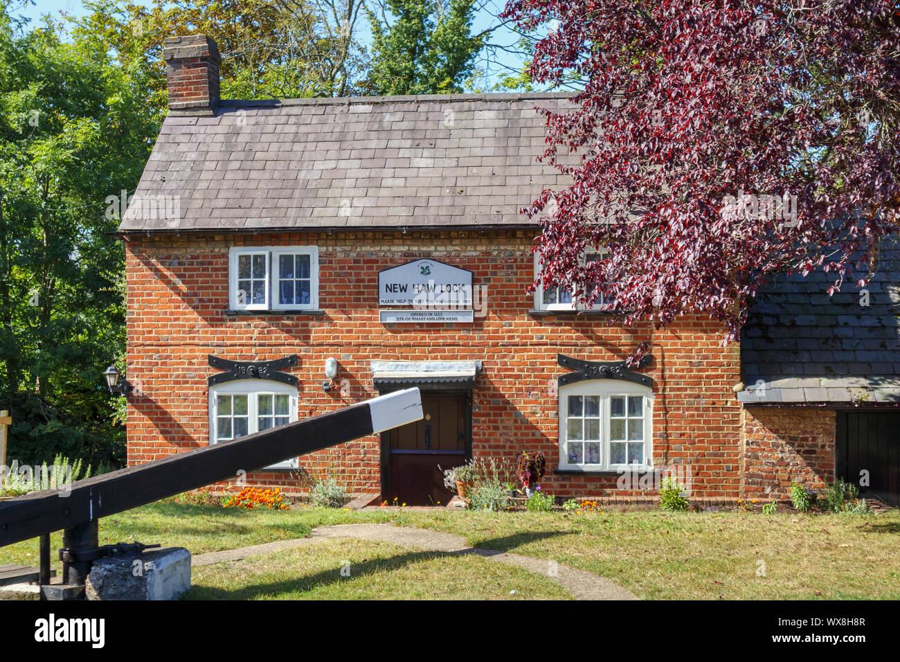 New haw surrey hi-res stock photography and images - Alamy