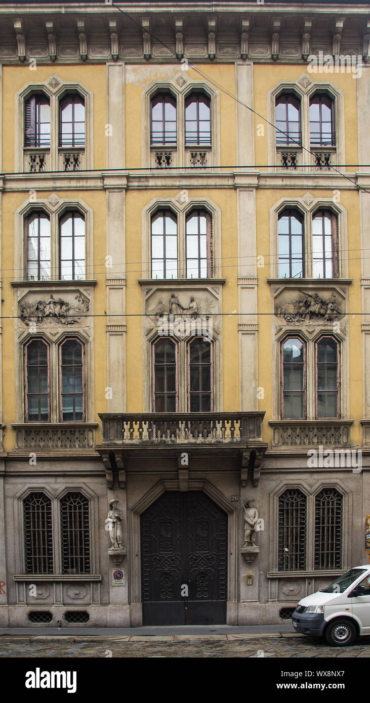 Old yellow building facade hi-res stock photography and images - Alamy