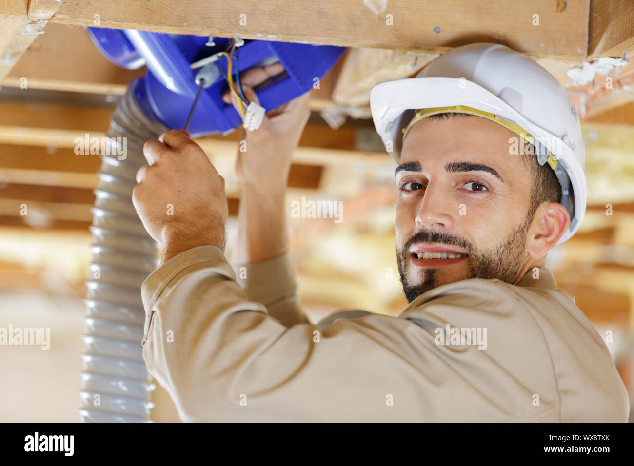 Installing industrial steel roof hi-res stock photography and images ...