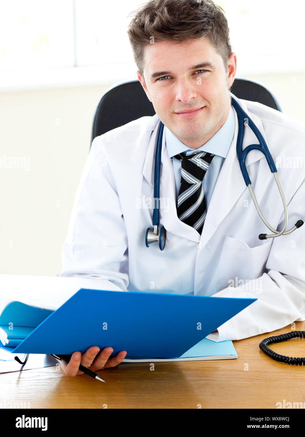 Report dossier hi-res stock photography and images - Alamy