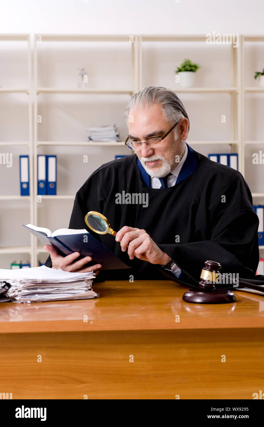 Aged lawyer working in the courthouse Stock Photo - Alamy