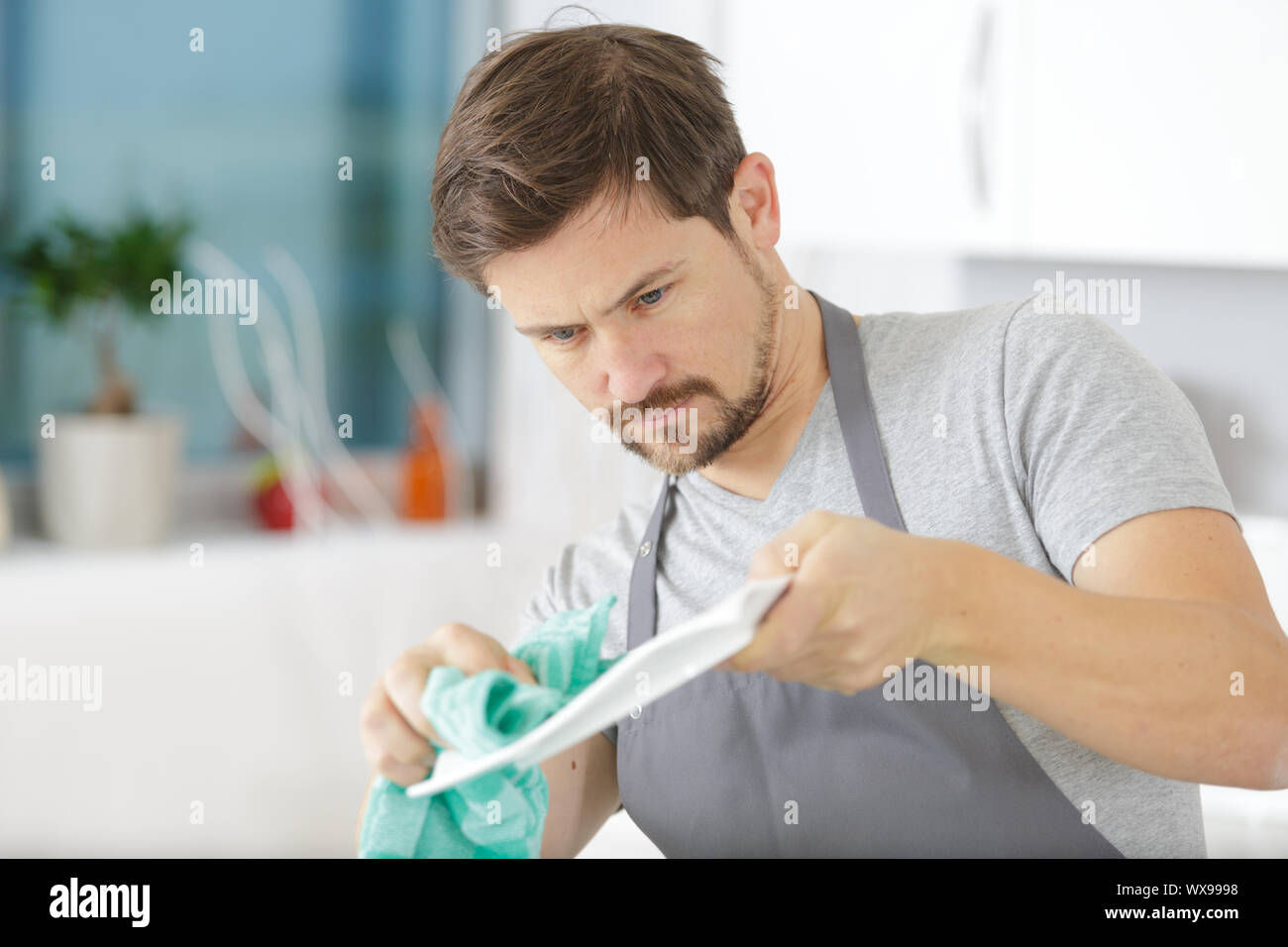 man washing dishes in the sink Stock Photo - Alamy