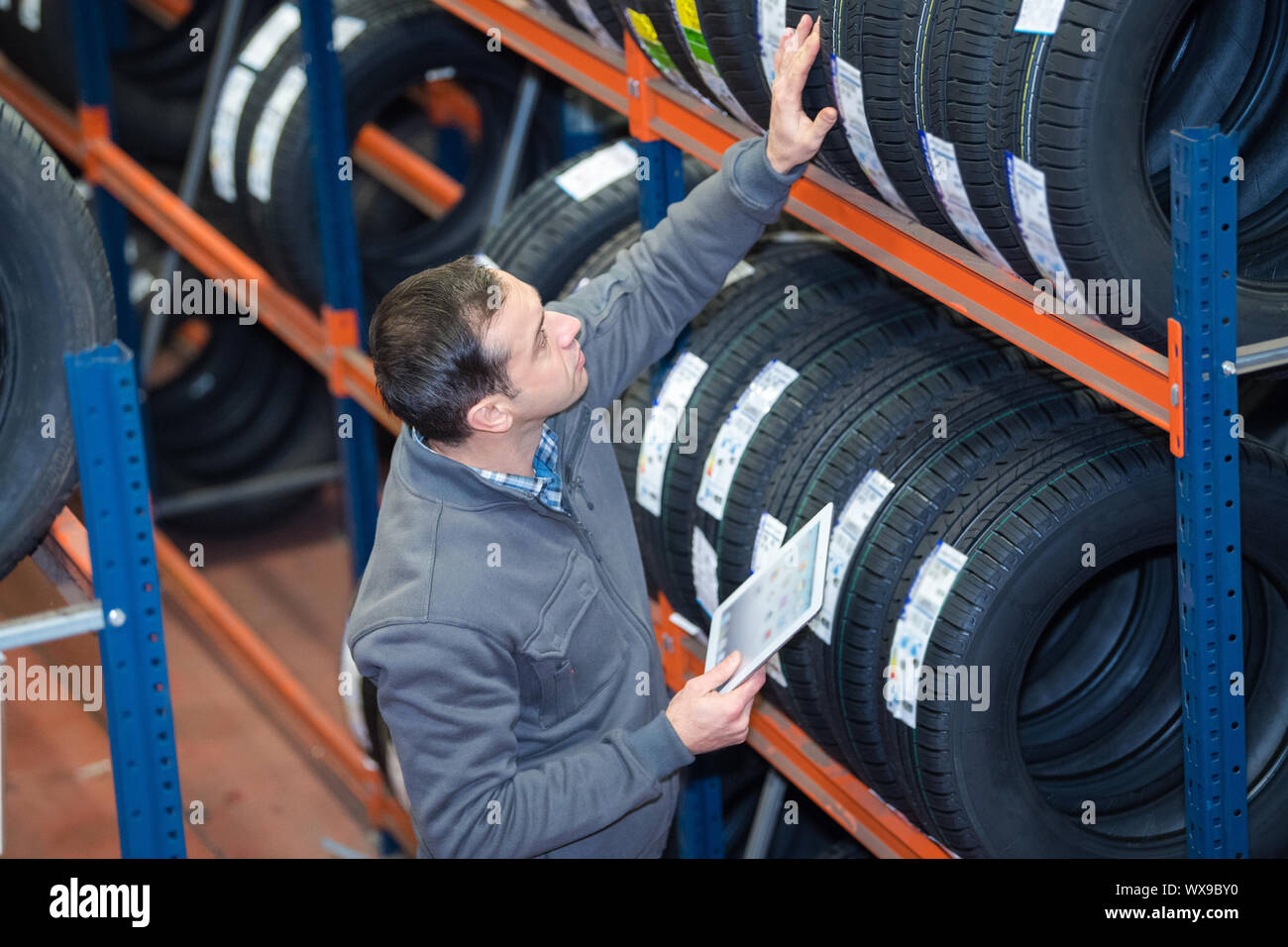 Tire sale building hi-res stock photography and images - Alamy