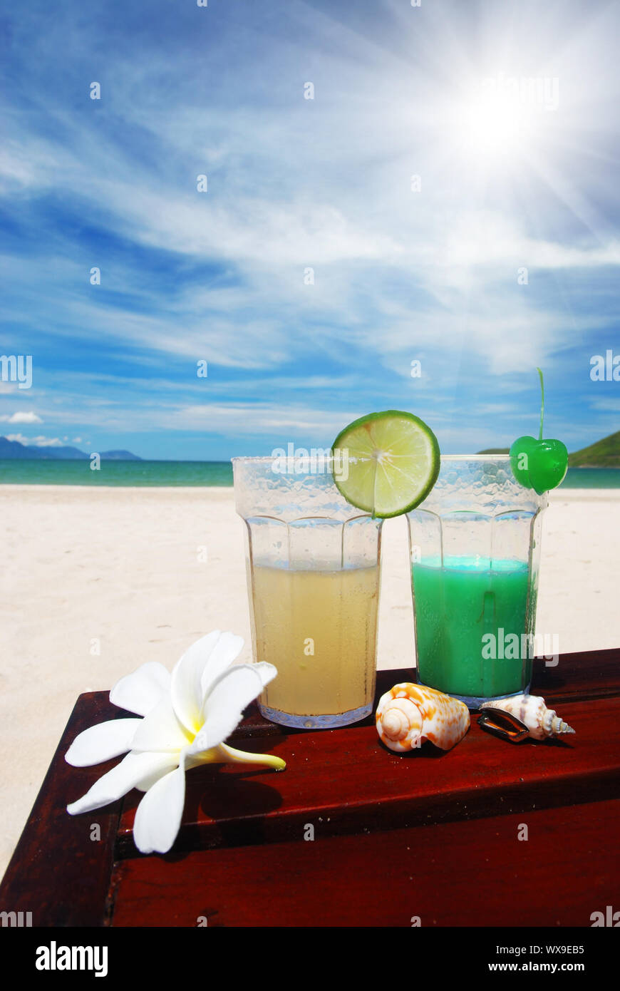 Cocktails on the beach Stock Photo - Alamy