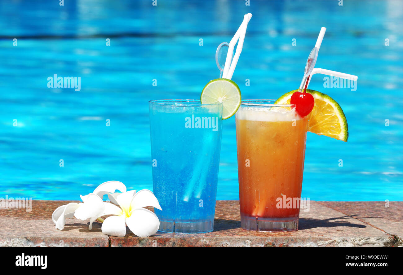 Cocktails near the swimming pool Stock Photo - Alamy
