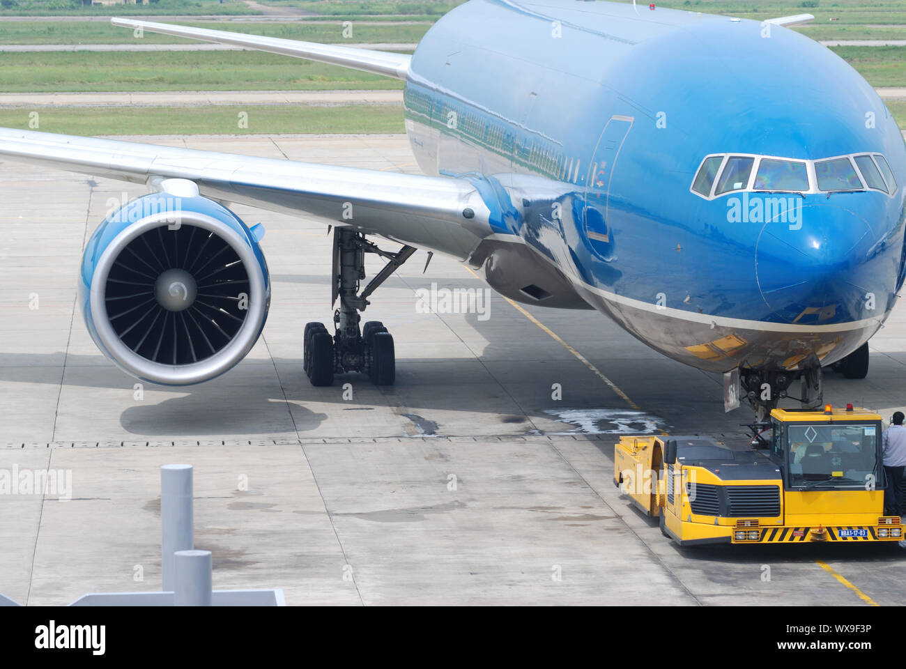 Plane in airport getting ready to fly Stock Photo - Alamy