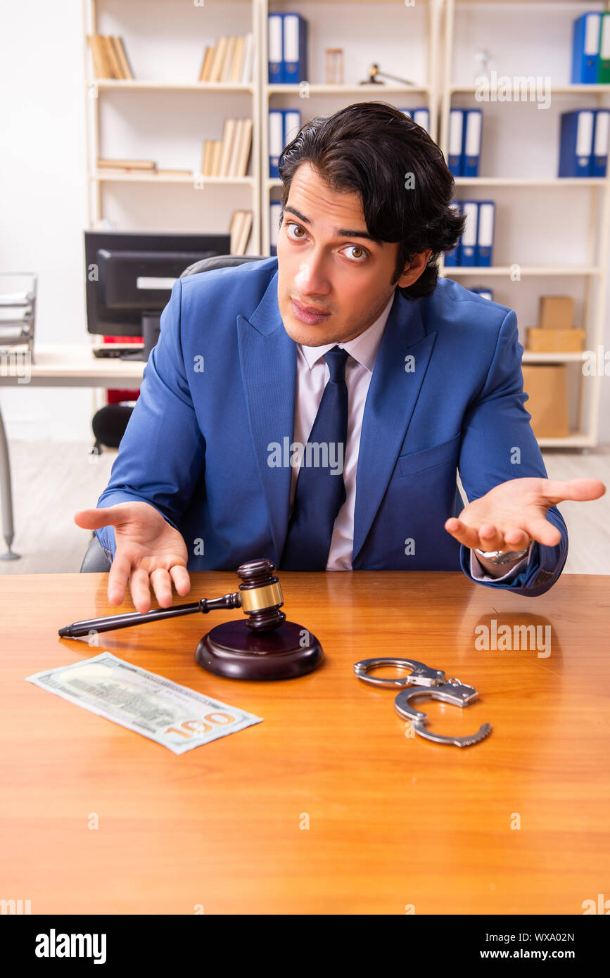Man in handcuffs in courtroom hi-res stock photography and images - Alamy