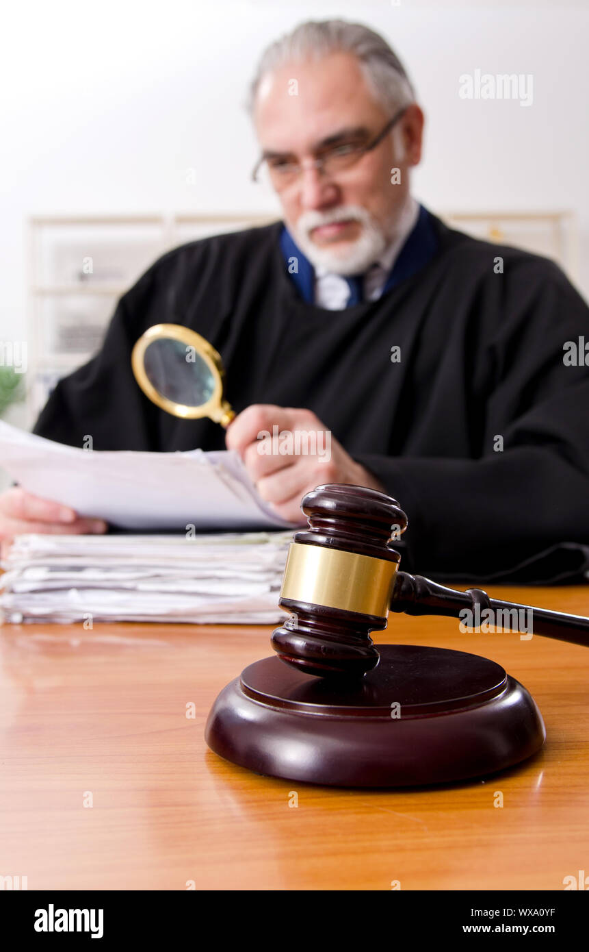 Aged lawyer working in the courthouse Stock Photo - Alamy