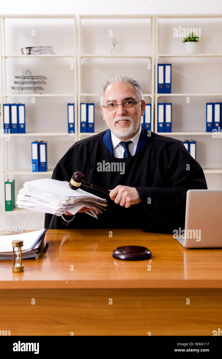 Aged lawyer working in the courthouse Stock Photo - Alamy