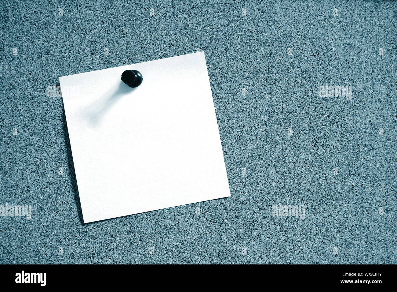blank and empty sheet paper with pin on bulletin board Stock Photo - Alamy