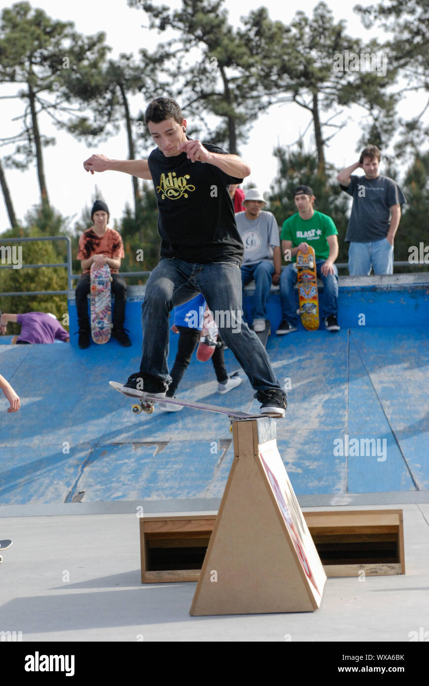 Fs nose grind hi-res stock photography and images - Alamy