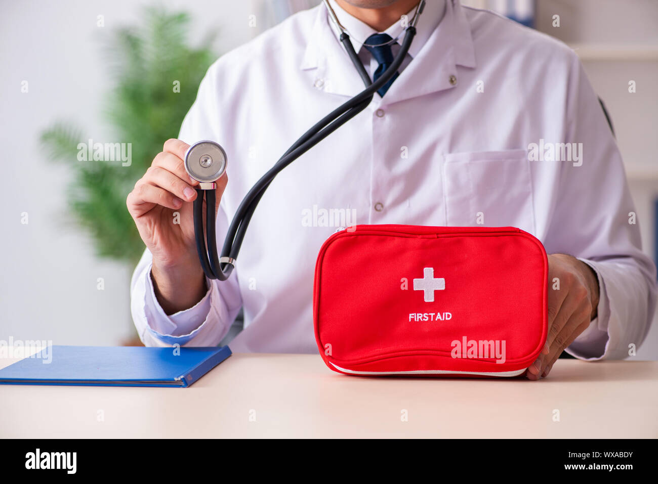 Male doctor with first aid bag Stock Photo - Alamy