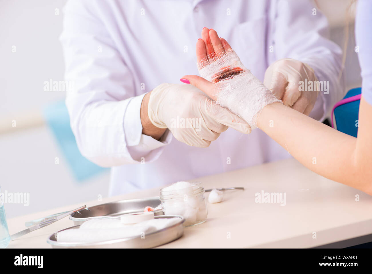 Hand injured woman visiting doctor traumatologist Stock Photo - Alamy