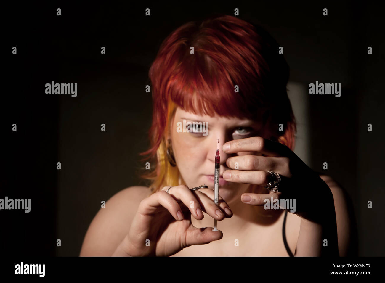 Teen female hypodermic needle hi-res stock photography and images - Alamy