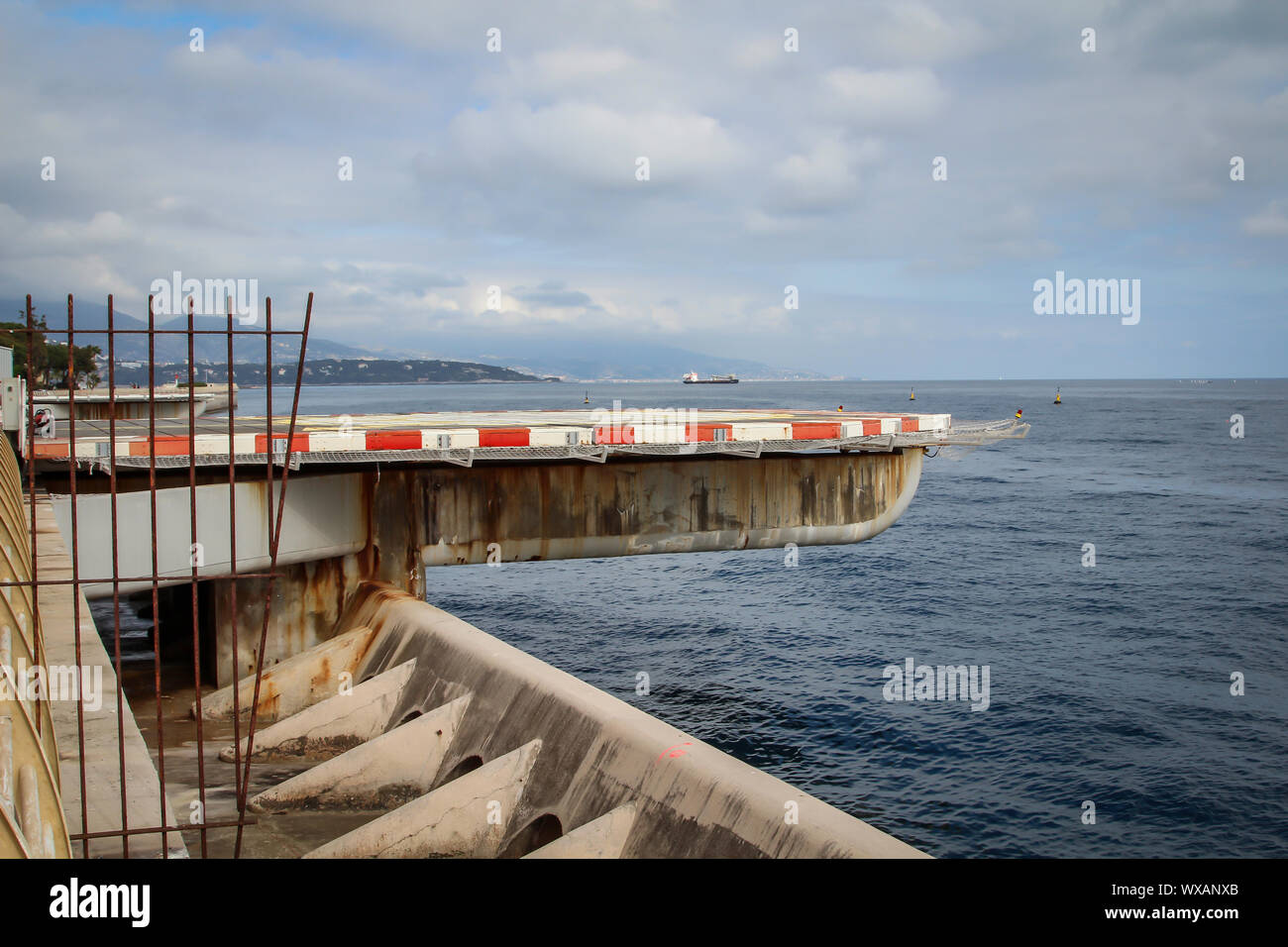 Landing helicopter dock hi-res stock photography and images - Alamy