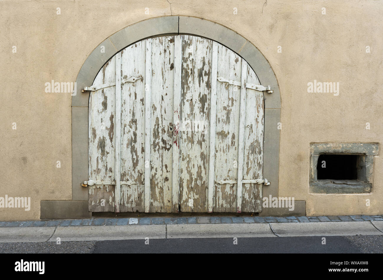 detail view of an old rustic wooden gate in a house front Stock Photo ...