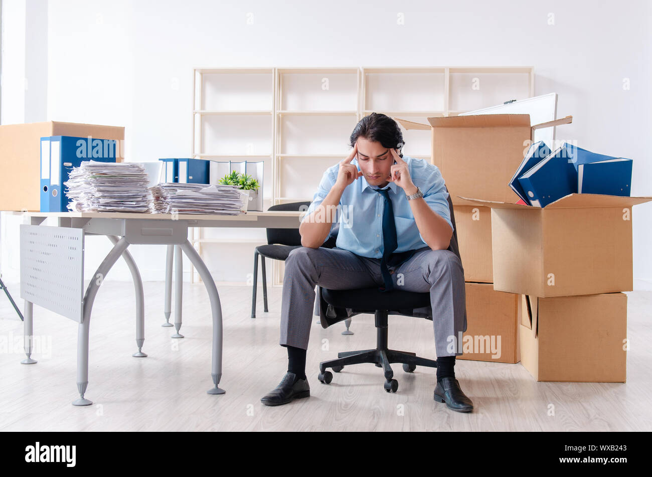 Lay off boxes office hi-res stock photography and images - Alamy