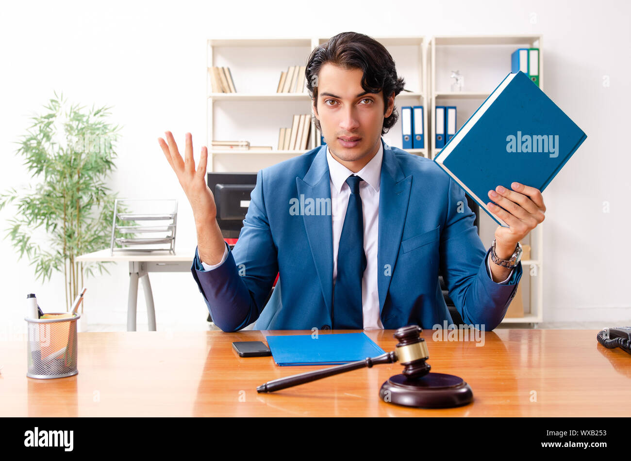 Man swearing oath in courtroom hi-res stock photography and images - Alamy