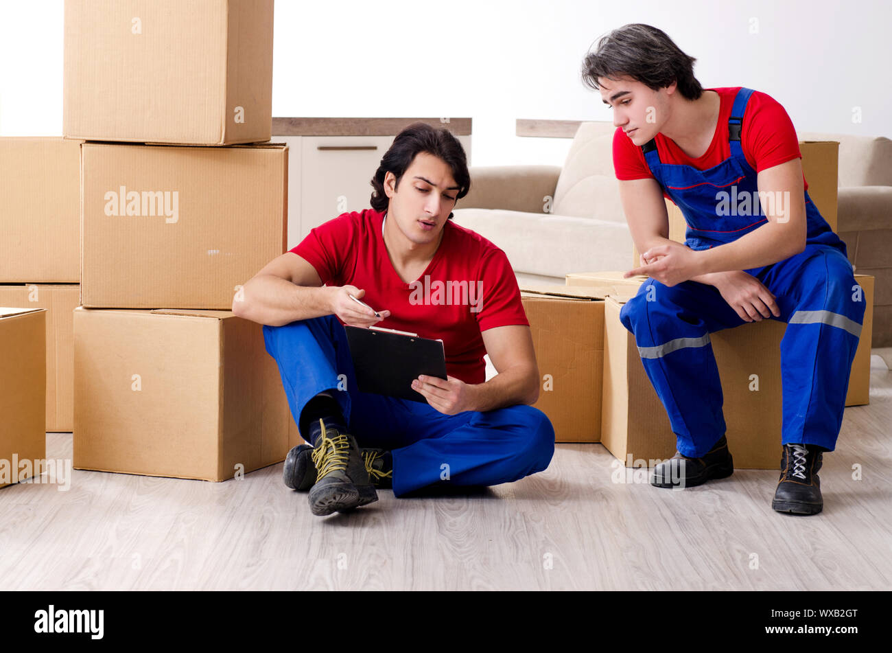 Warehouse employees carrying boxes hi-res stock photography and images ...