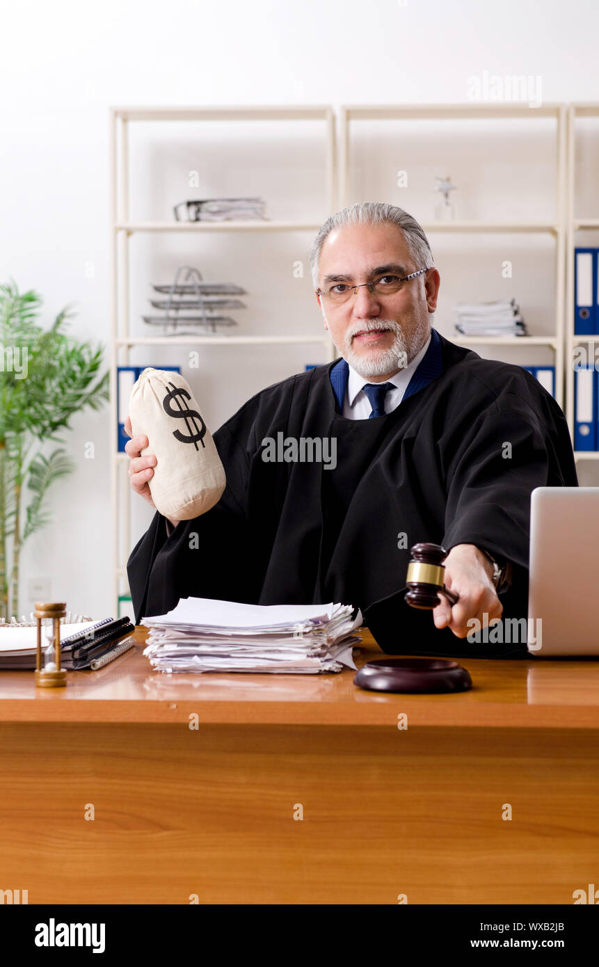 Aged lawyer working in the courthouse Stock Photo - Alamy