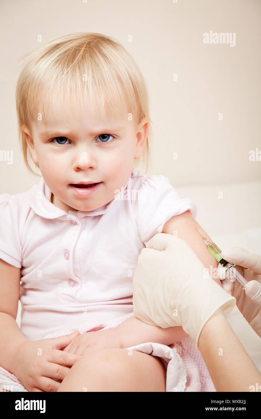 Doctor giving a child an intramuscular injection in arm Stock Photo - Alamy