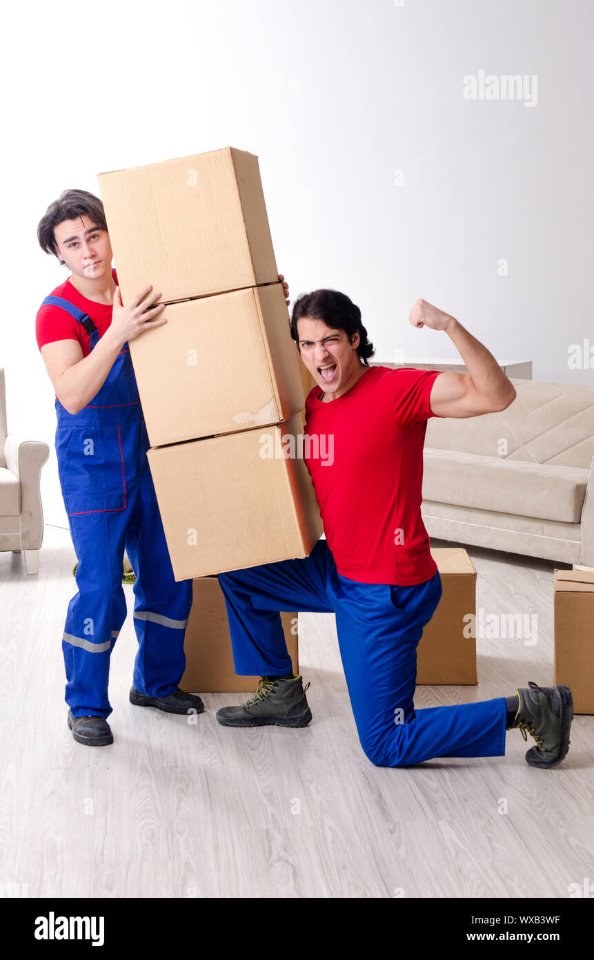 Warehouse employees carrying boxes hi-res stock photography and images ...