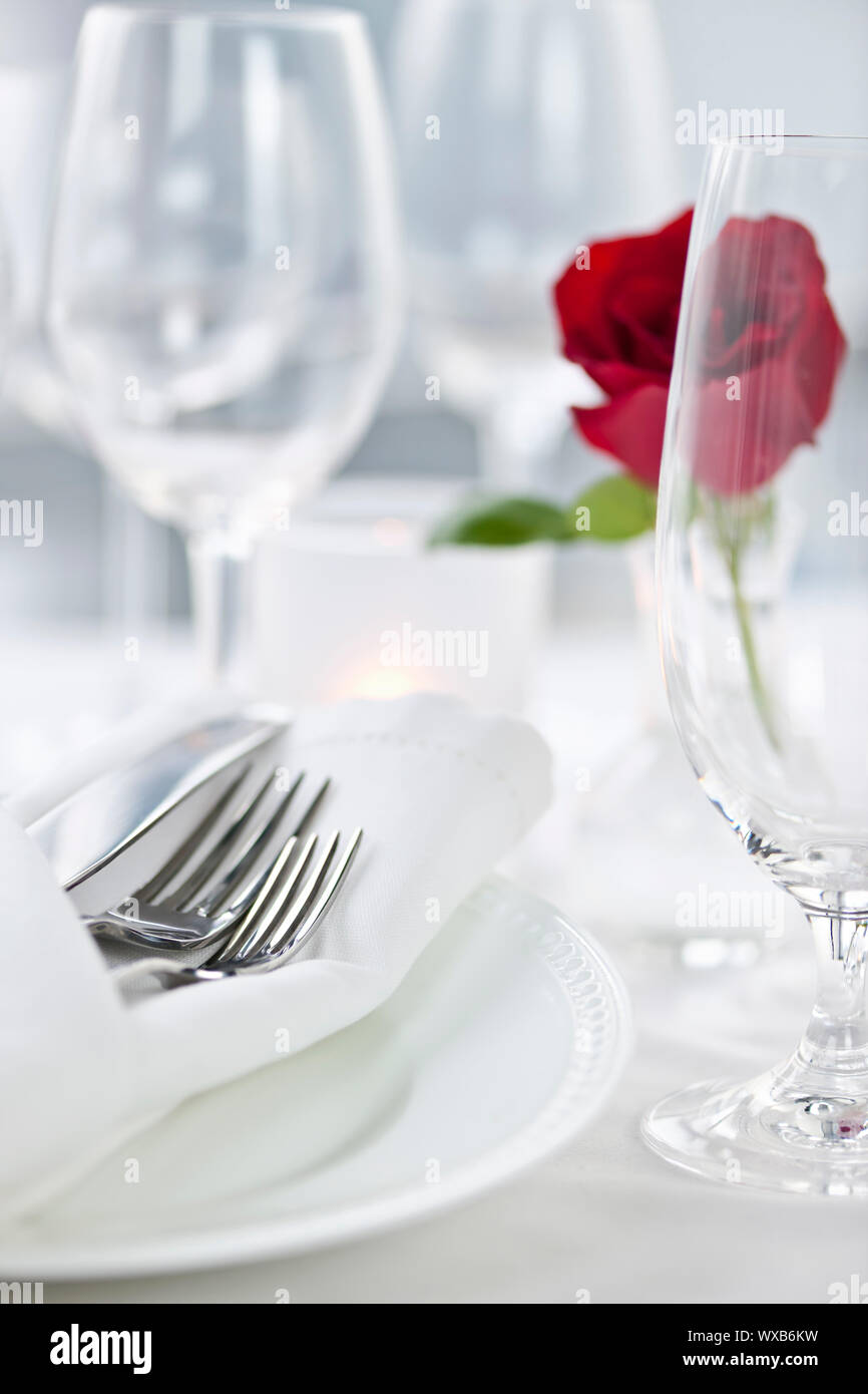 Romantic table setting with rose plates and cutlery Stock Photo - Alamy