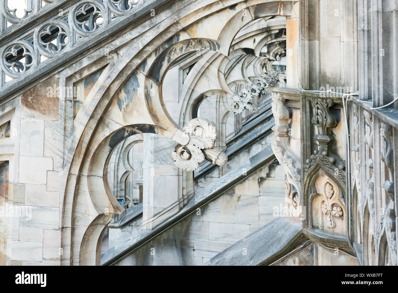 Marble statues - architecture on roof of Duomo Stock Photo - Alamy