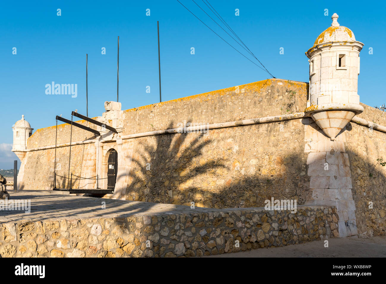 Draw bridge castle entrance hi-res stock photography and images - Alamy