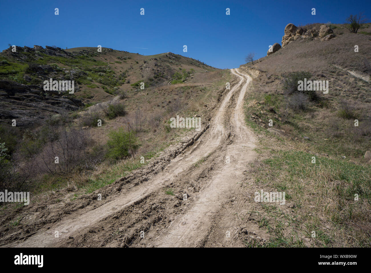 dirt road up hill at noon Stock Photo - Alamy