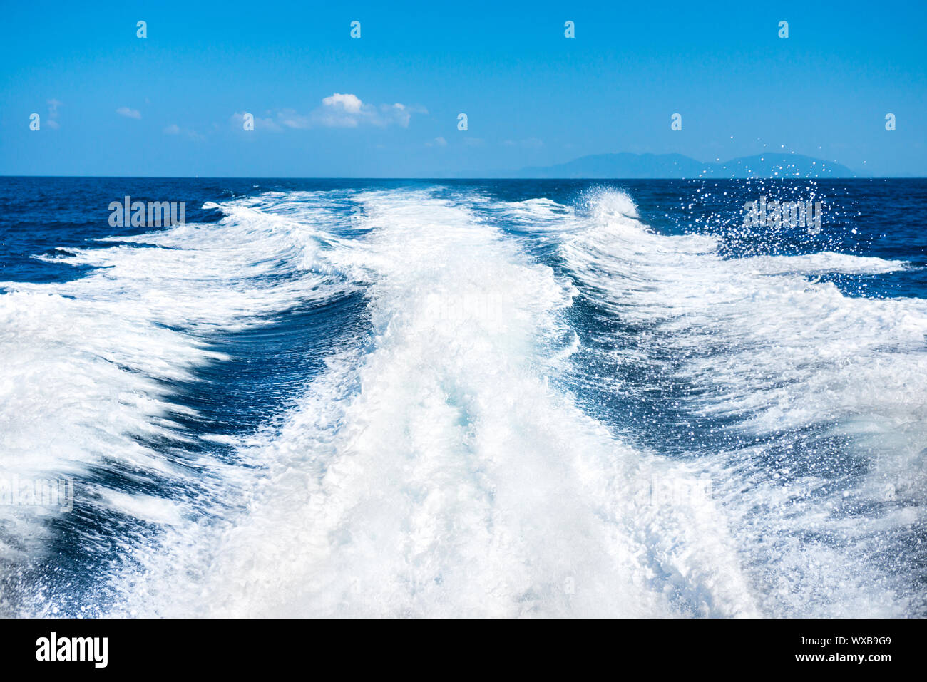 Wake on water hi-res stock photography and images - Alamy