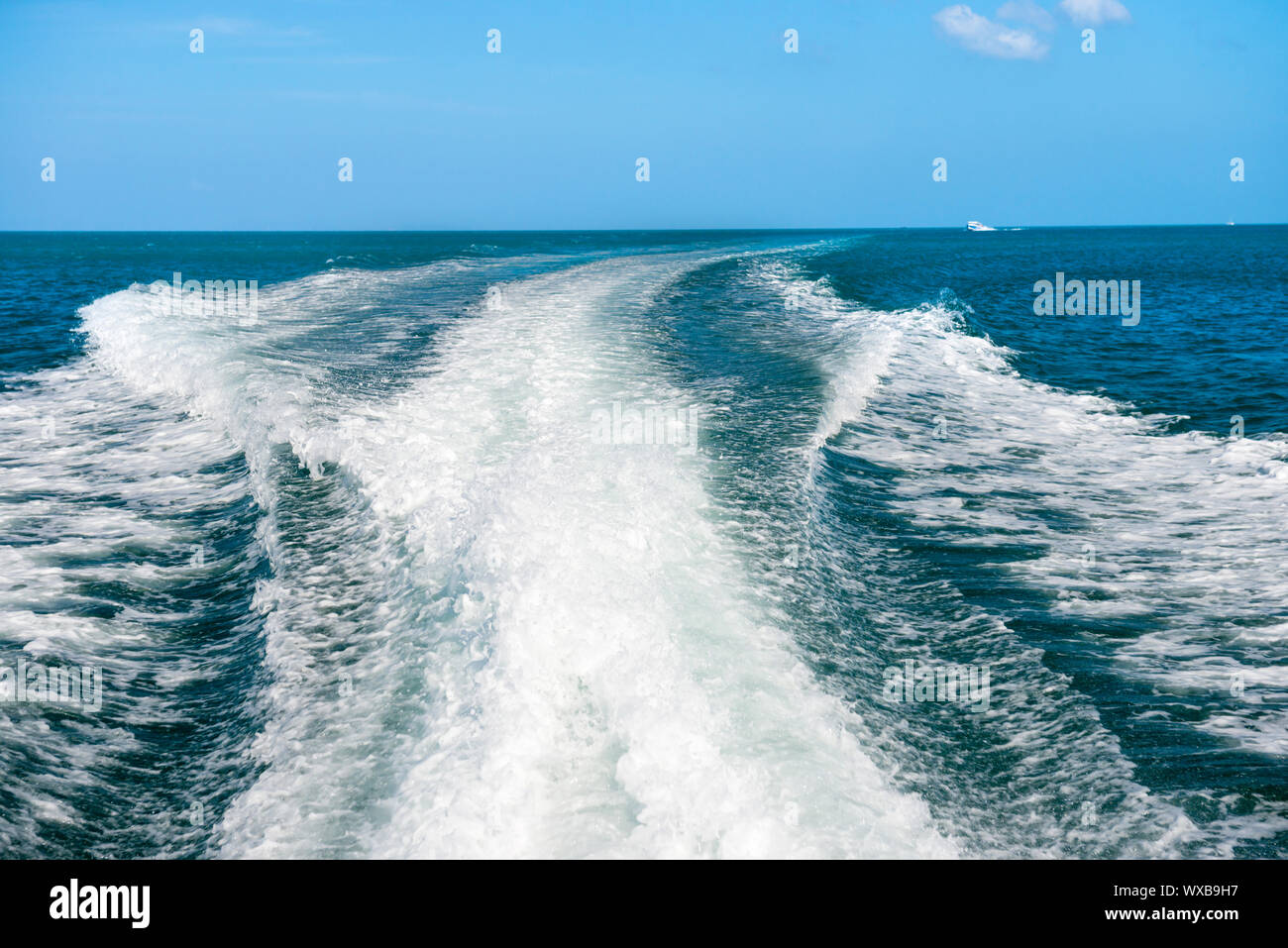 White wake boat on water hi-res stock photography and images - Alamy