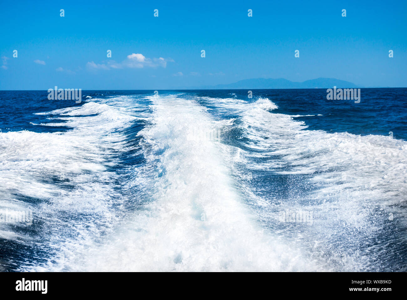 Wake on water hi-res stock photography and images - Alamy
