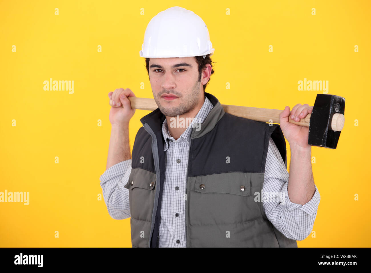 A man carrying a sledgehammer Stock Photo - Alamy