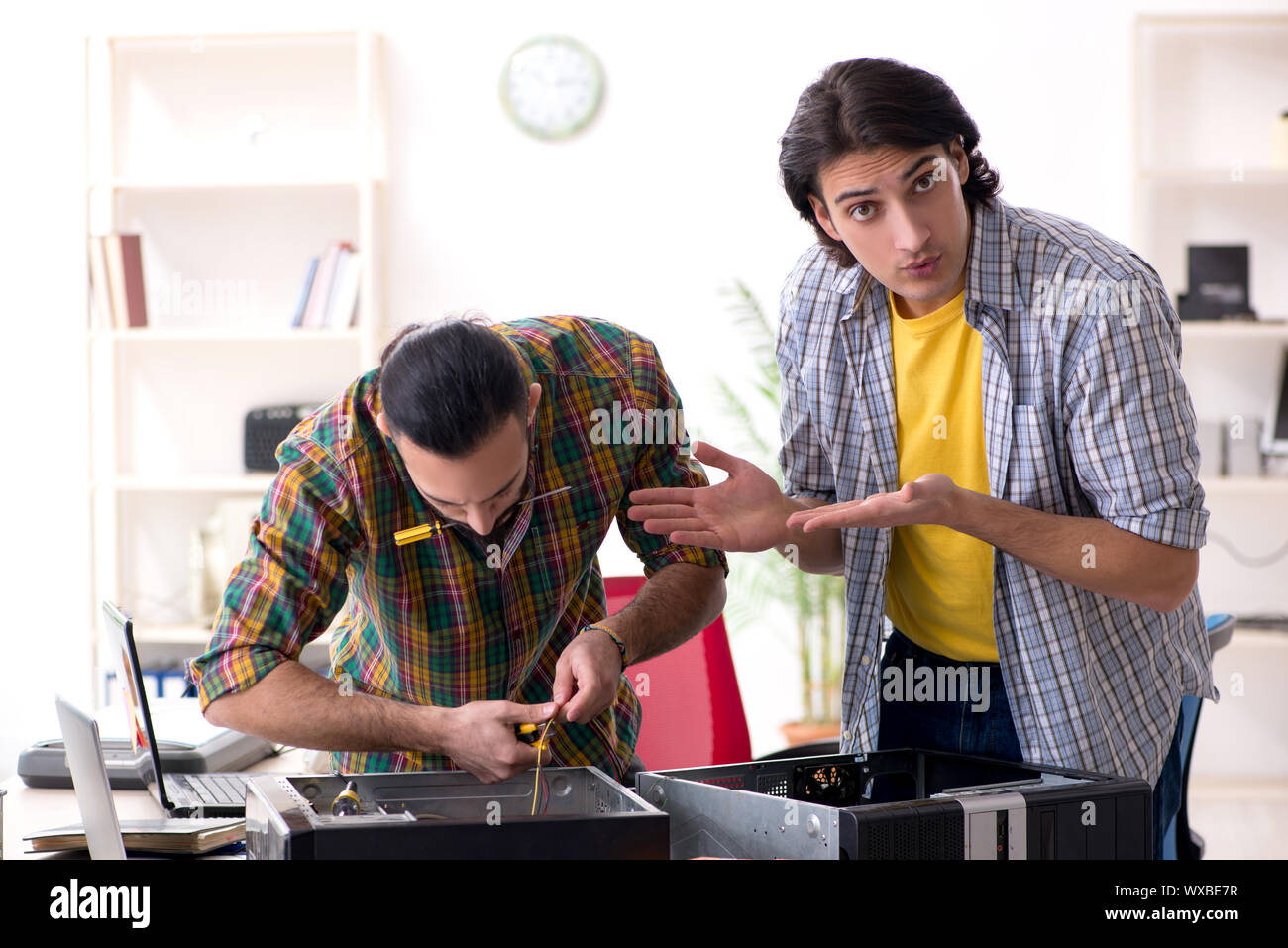 IT engineers working on hardware issue Stock Photo - Alamy