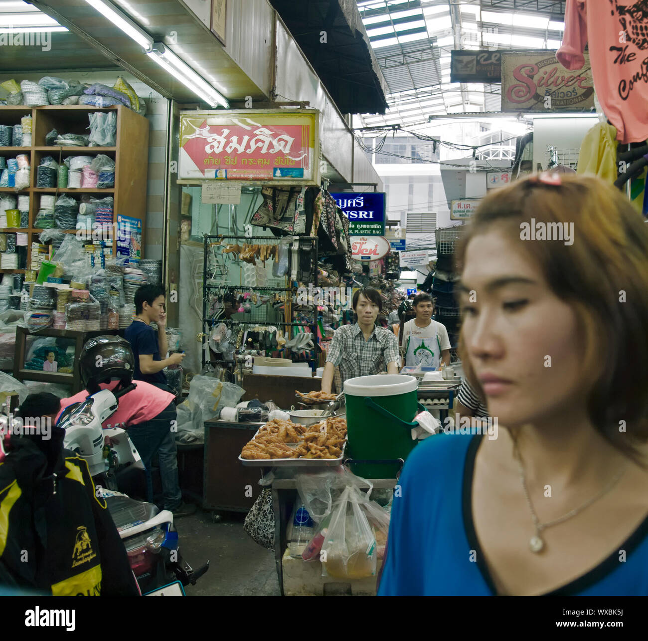 bangkok street alley scene Stock Photo - Alamy