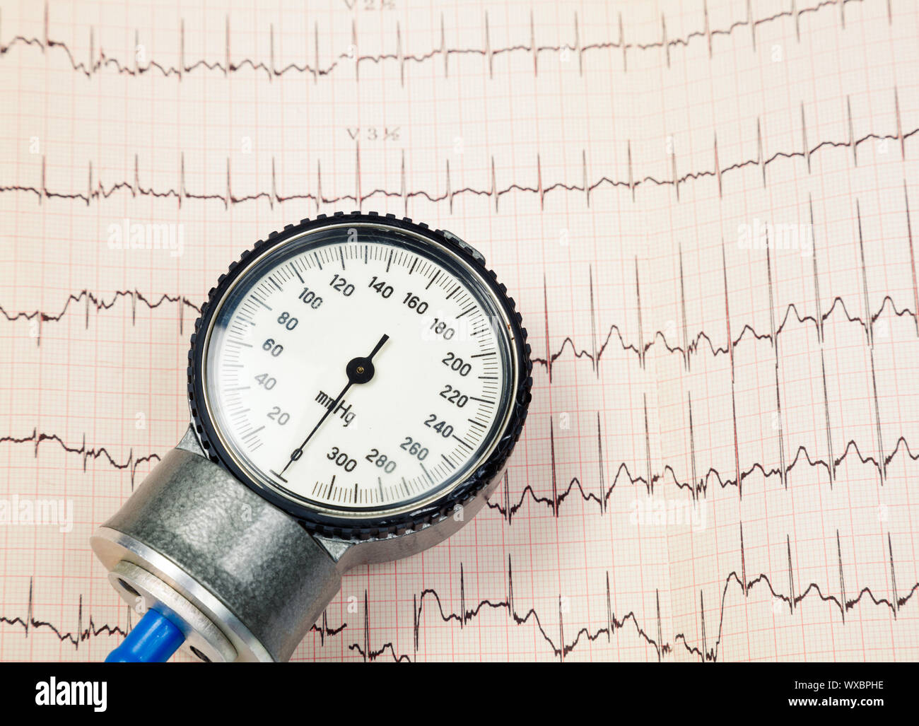 Aneroid sphygmomanometer hi-res stock photography and images - Alamy