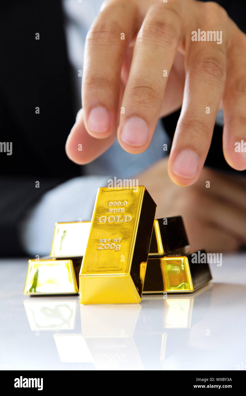 hand holding gold bars Stock Photo - Alamy