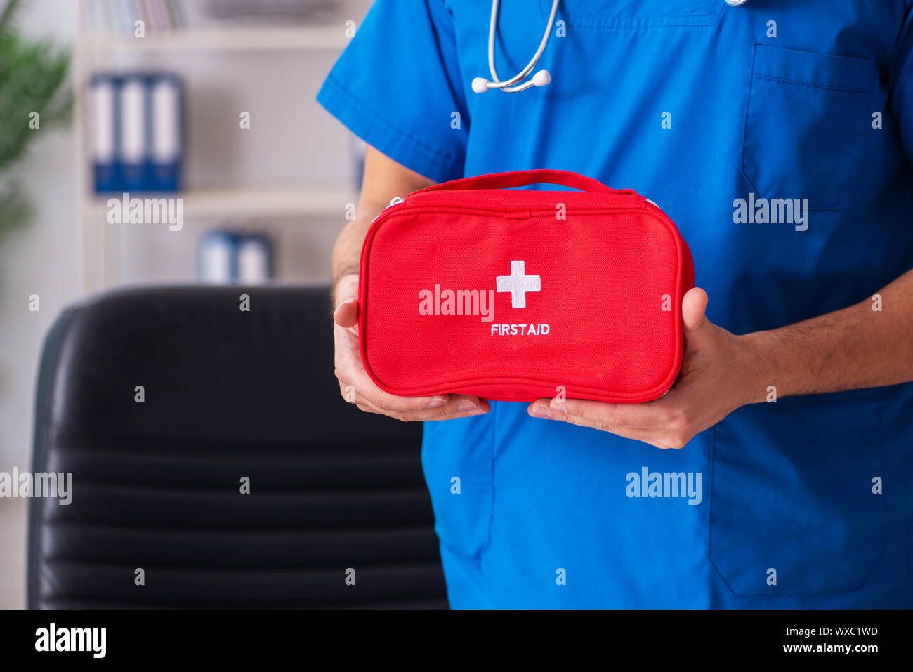 Male doctor with first aid bag Stock Photo - Alamy