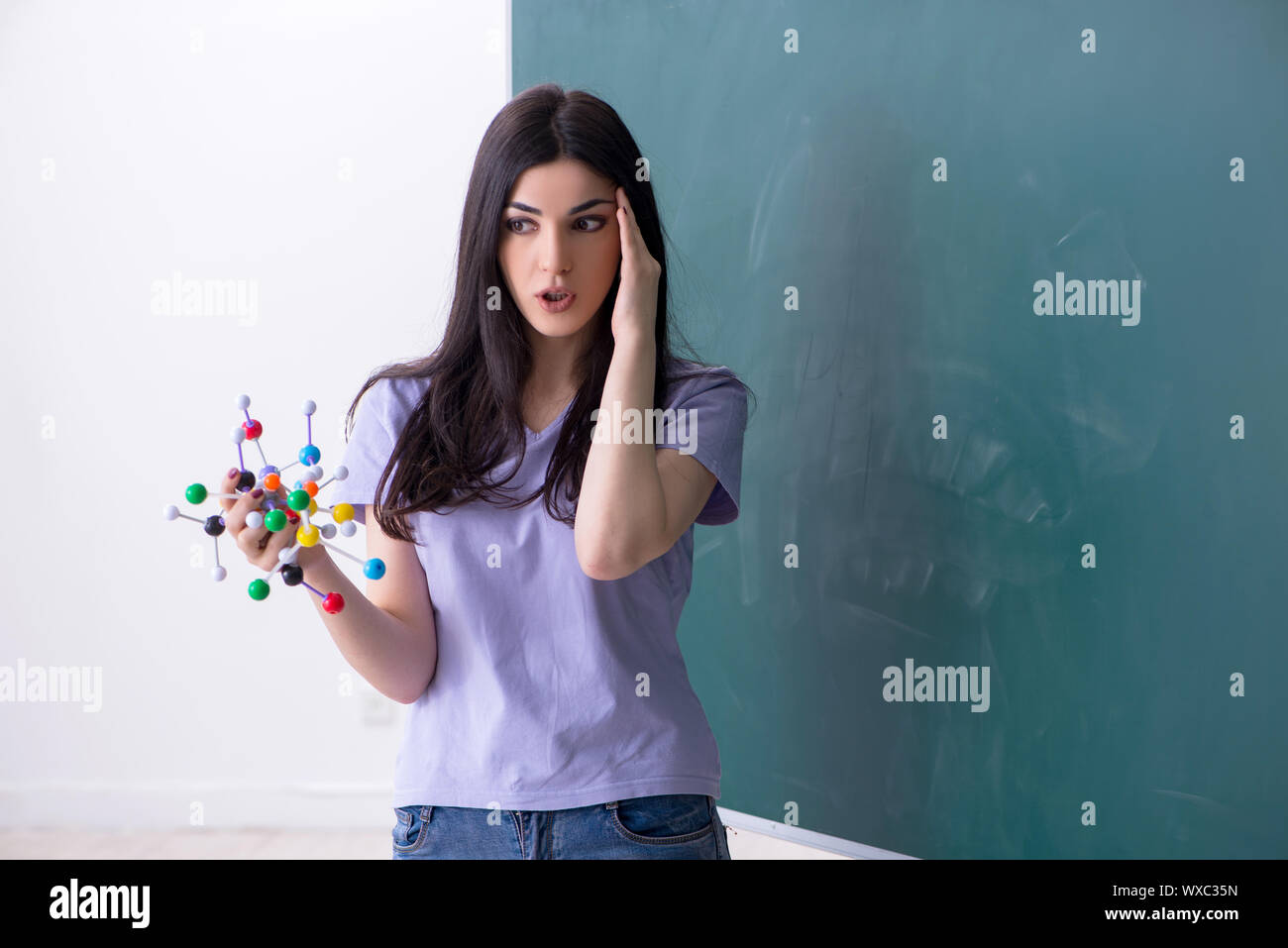 Girl in high school physics class hi-res stock photography and images ...