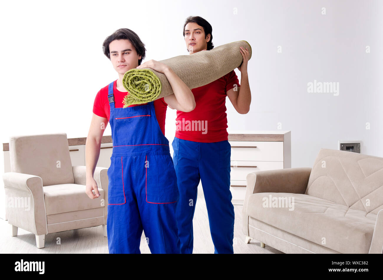 Young mover men service hi-res stock photography and images - Alamy