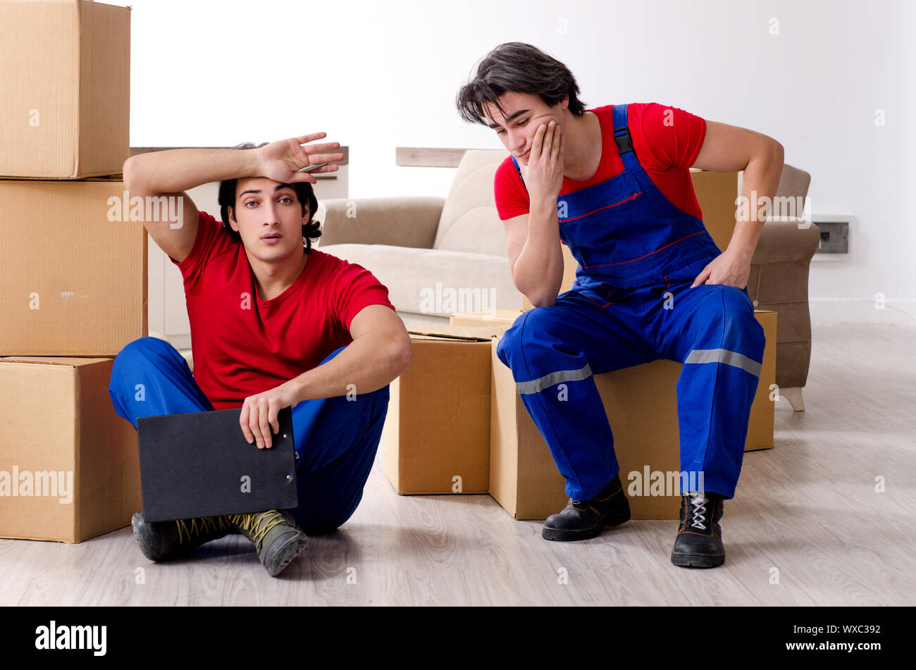 Warehouse employees carrying boxes hi-res stock photography and images ...