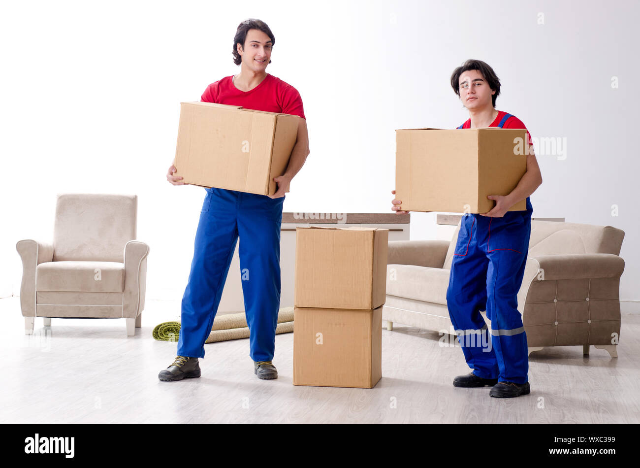 Warehouse employees carrying boxes hi-res stock photography and images ...