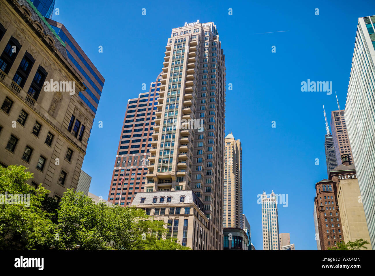 Concrete building chicago hi-res stock photography and images - Alamy