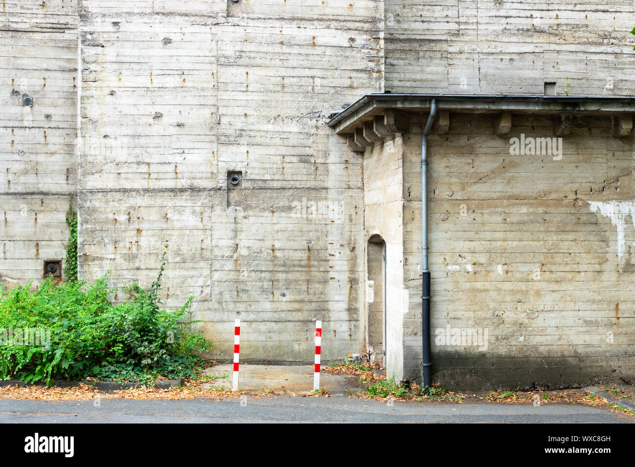 Old concrete building hi-res stock photography and images - Alamy