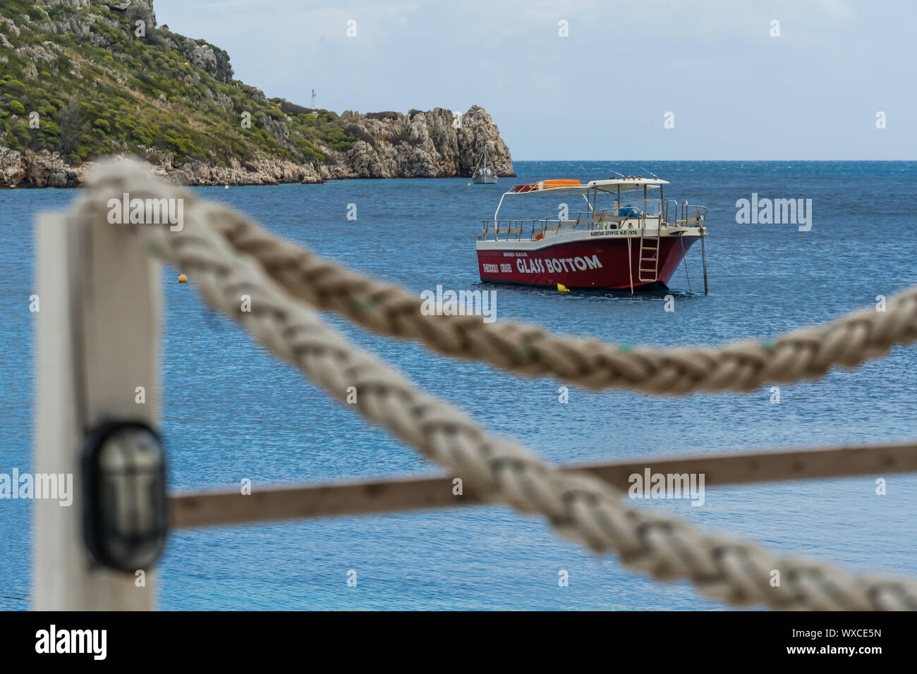 Glass bottom boat adventure hi-res stock photography and images - Alamy