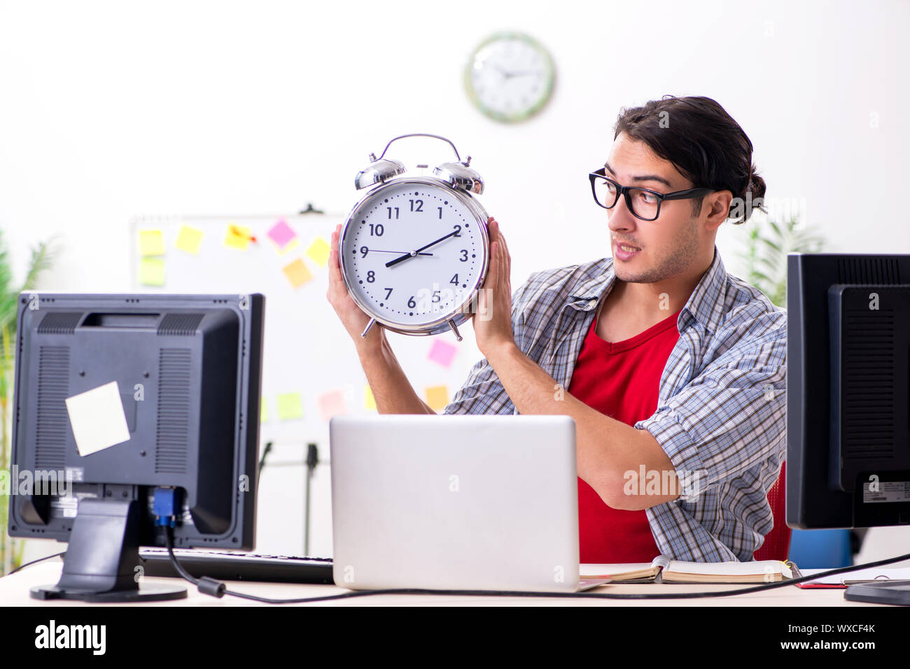 Clock watching in office hi-res stock photography and images - Alamy