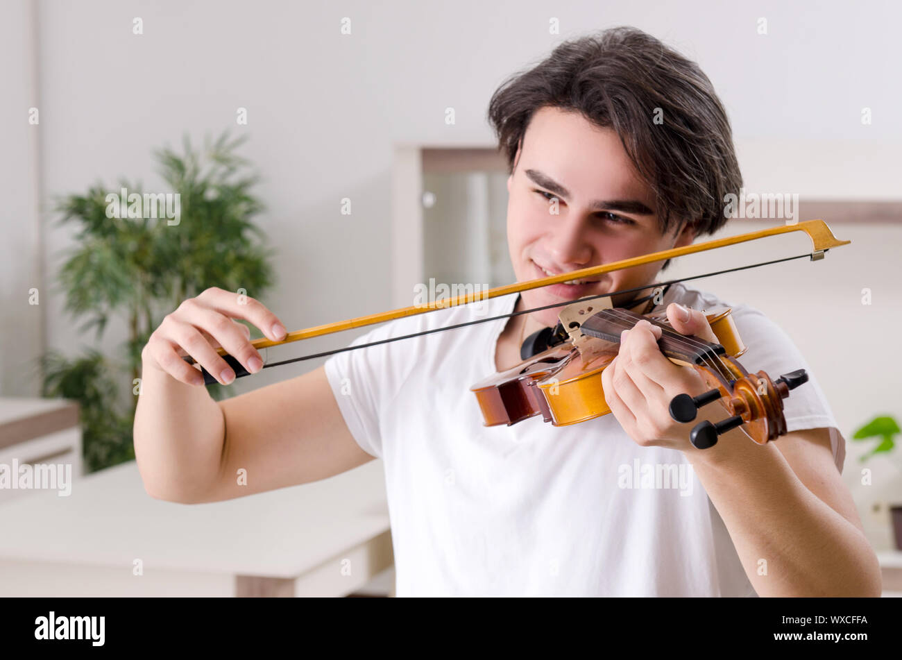 Young musician man practicing playing violin at home Stock Photo - Alamy