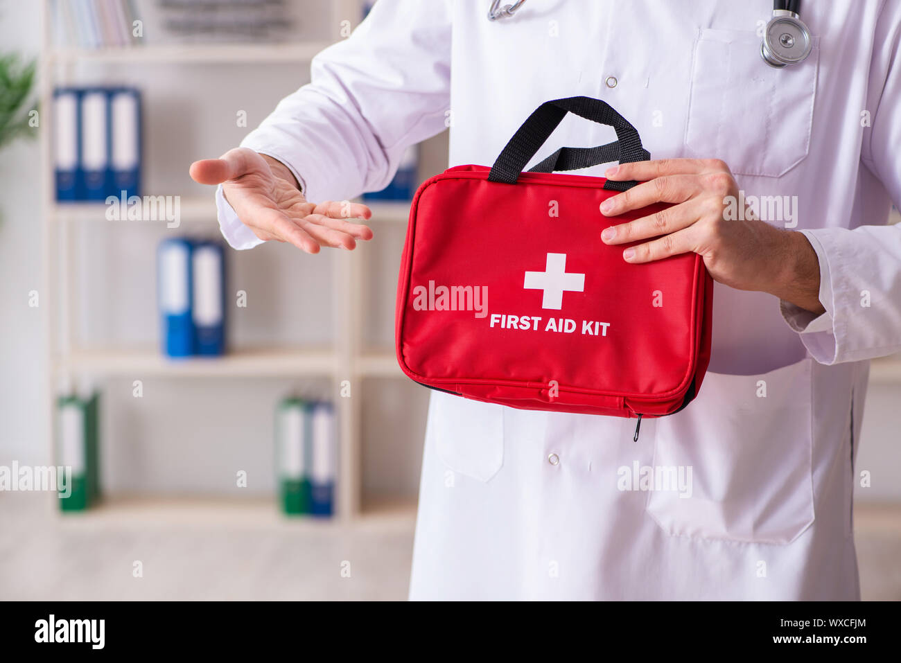 Male doctor with first aid bag Stock Photo - Alamy