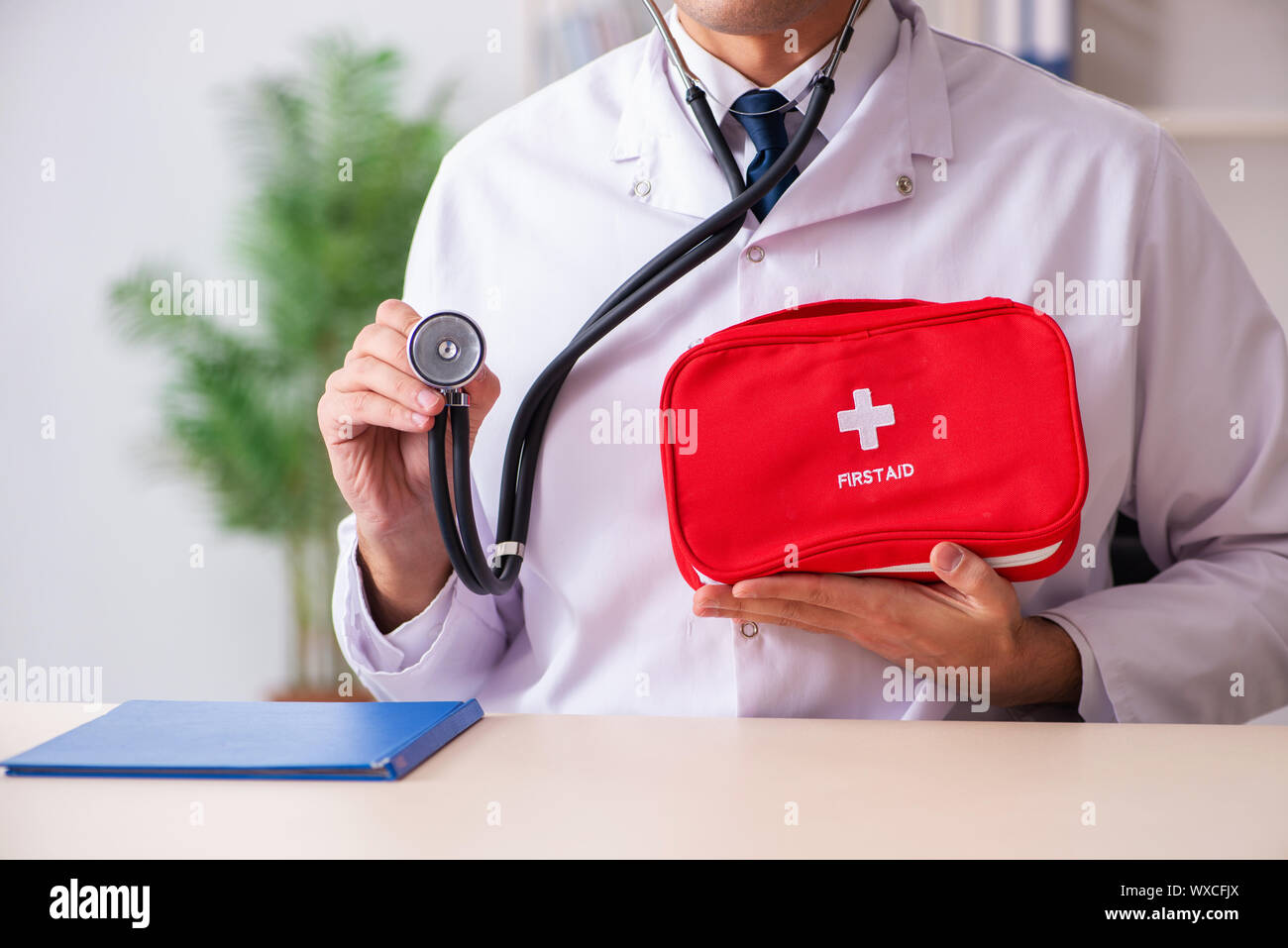 Male doctor with first aid bag Stock Photo - Alamy